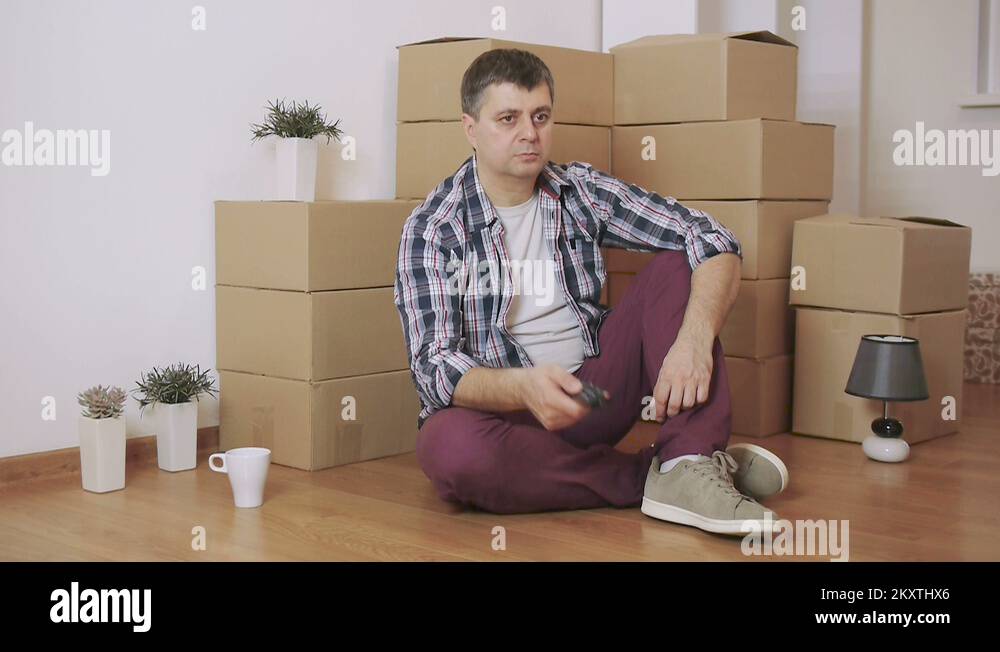 Tv cardboard boxes Stock Videos & Footage - HD and 4K Video Clips - Alamy