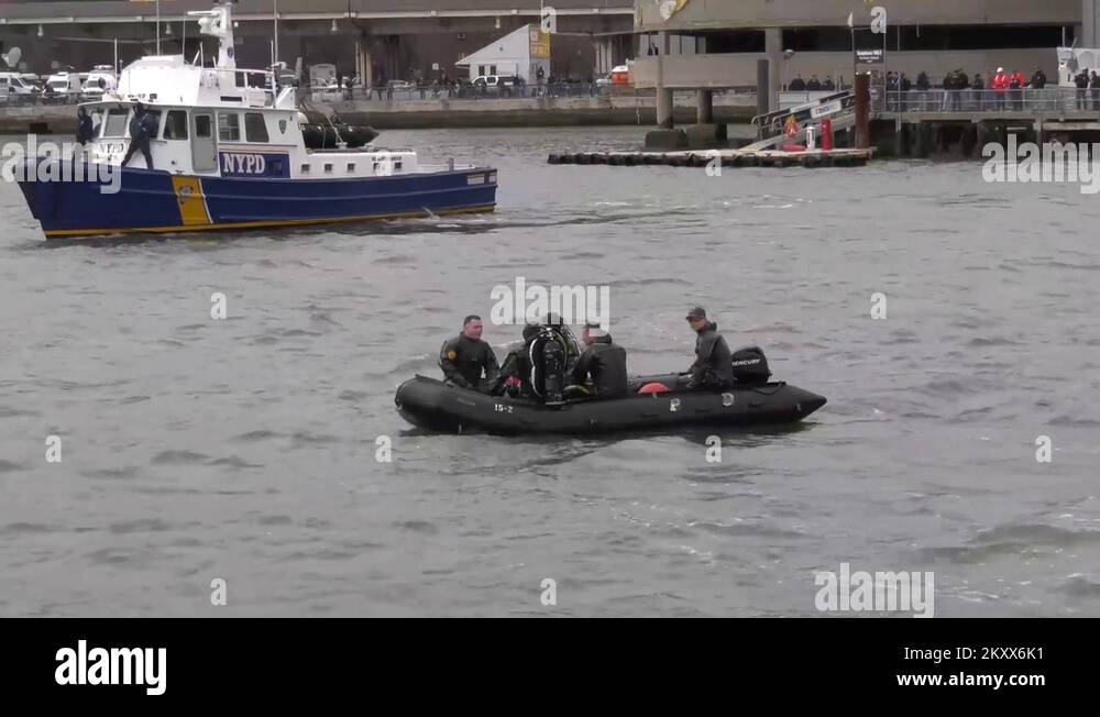 Police divers in New York harbour for Helicopter Crash Recovery Stock ...