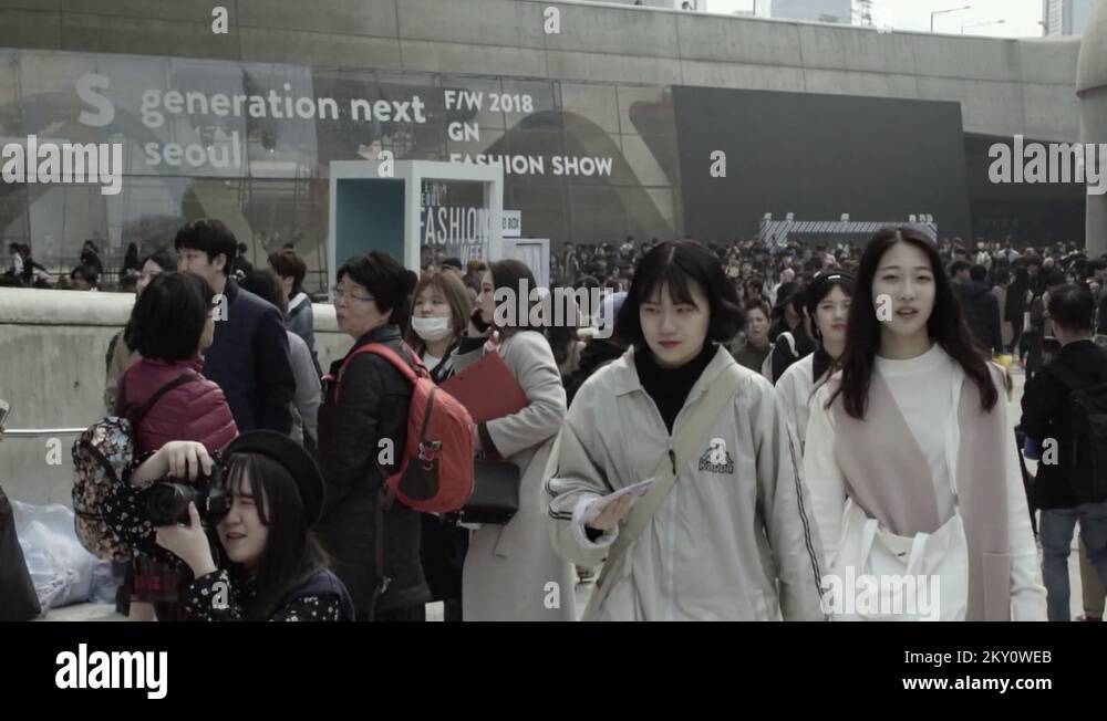 (Korea) Seoul Fashion Week 2018FW - pretty girls walk up ramp in crowd ...