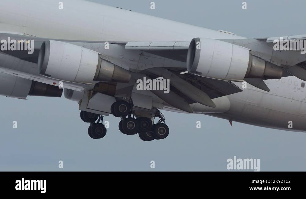 Jumbo jet wheels Stock Videos & Footage - HD and 4K Video Clips - Alamy