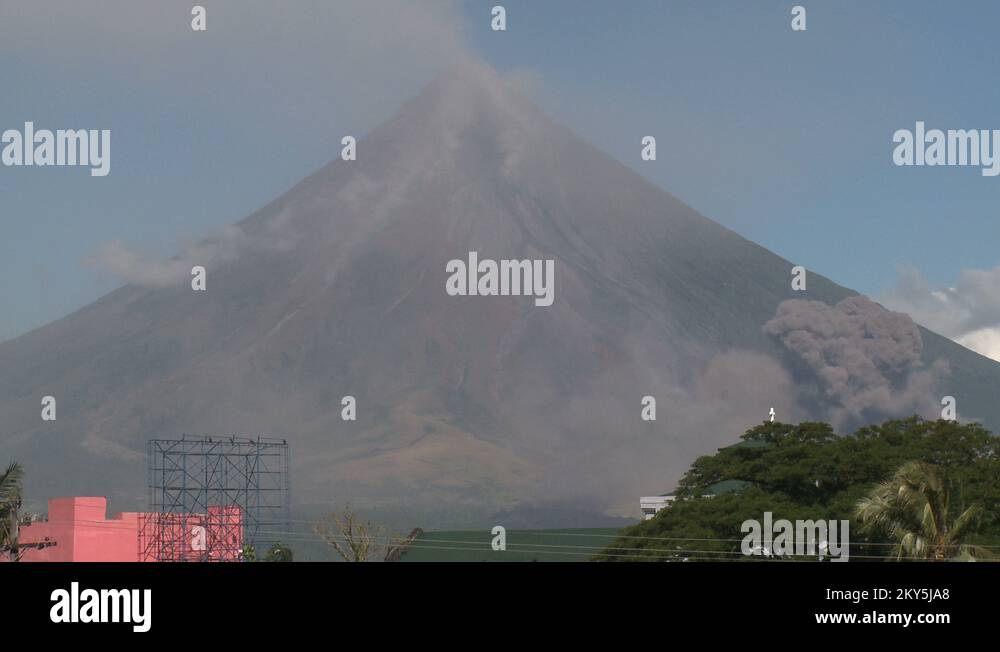 Volcanic Ash Cloud Drifts Past Mayon Volcano Stock Video Footage - Alamy