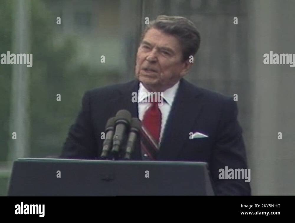 President Ronald Reagans Speech At The Berlin Wall 1987 Stock Video Footage Alamy