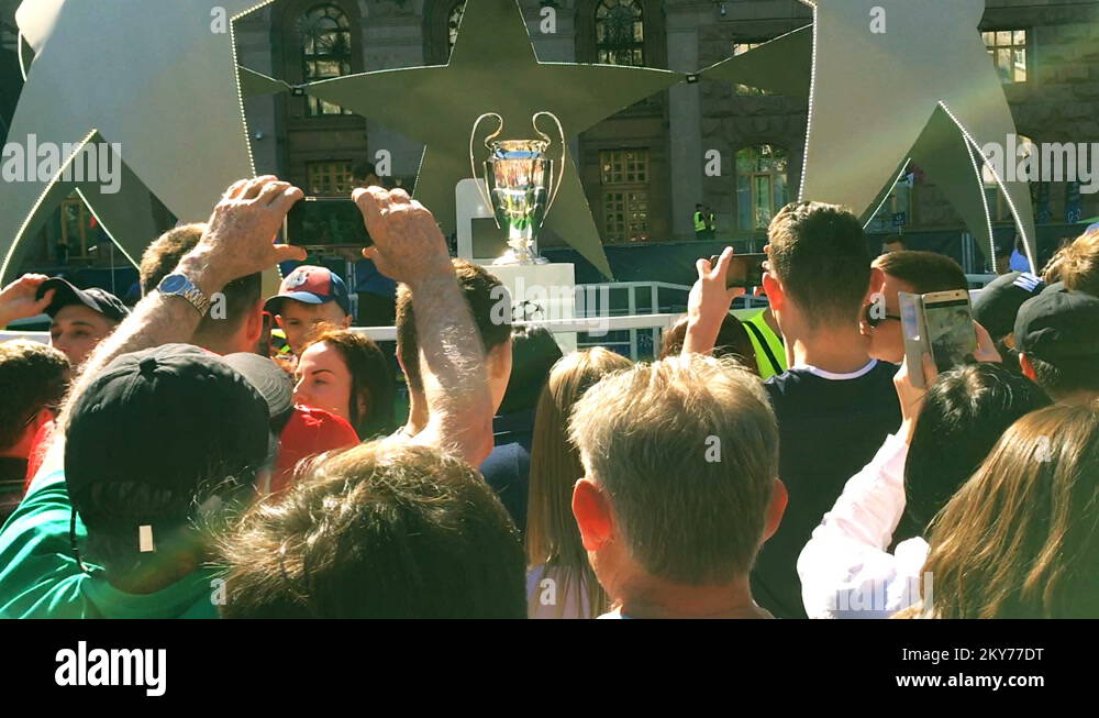 Uefa champions league final fans Stock Videos & Footage - HD and 4K ...