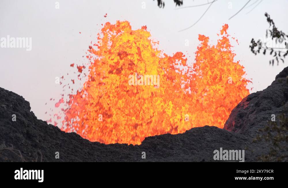 Kilauea Volcano Eruption 2018 - Close Up Lava From Active Fissure Stock ...