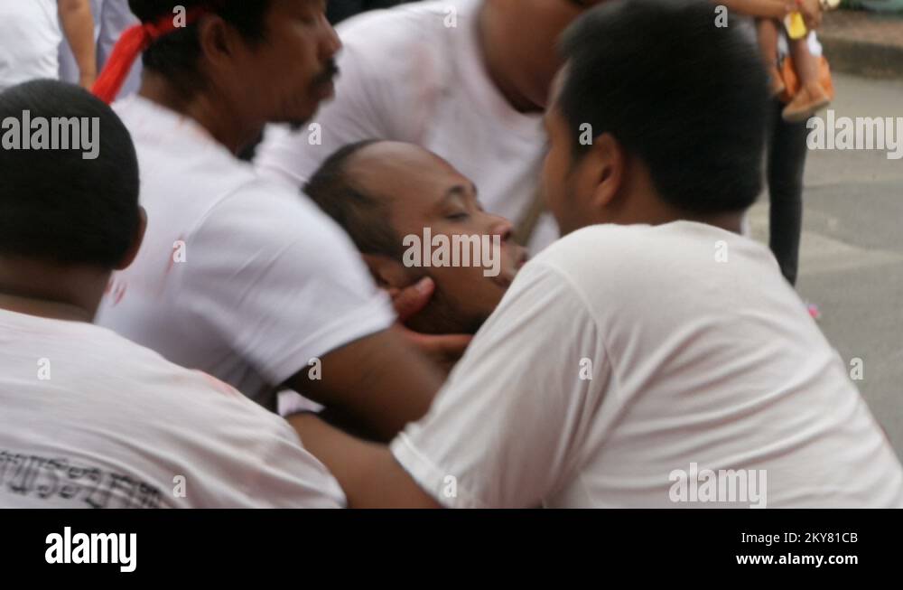 SAMUI, THAILAND - FEBRUARY 24, 2018: Thai worshipers and devotees during Chinese Stock Video ...