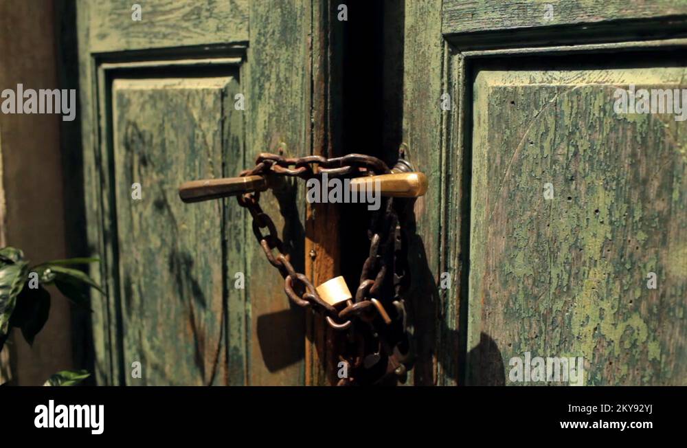 Rusty lock chain Stock Videos & Footage - HD and 4K Video Clips - Alamy