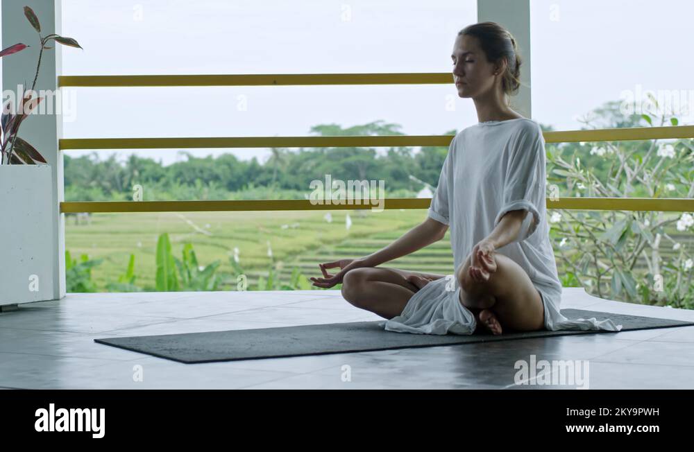 Head rotation Stock Videos & Footage - HD and 4K Video Clips - Alamy