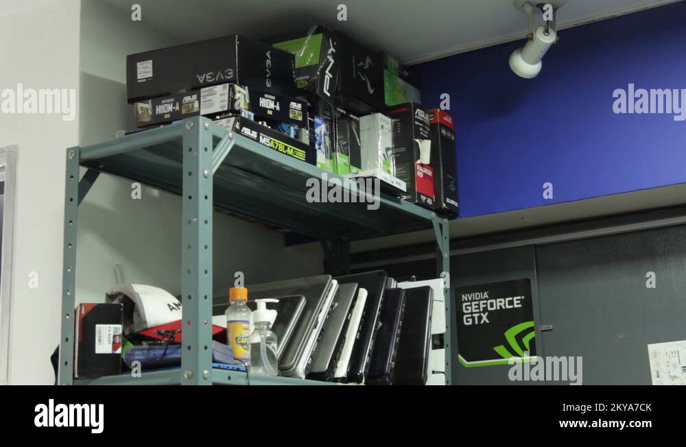 Computer repair shop Stock Videos & Footage - HD and 4K Video Clips - Alamy