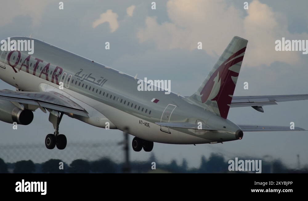 Qatar airbus a320 Stock Videos & Footage - HD and 4K Video Clips - Alamy