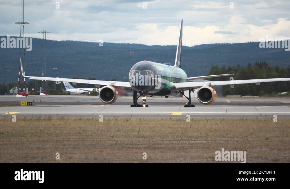 beautiful airplane icelandair boeing 757 hekla aurora livery line up at ...