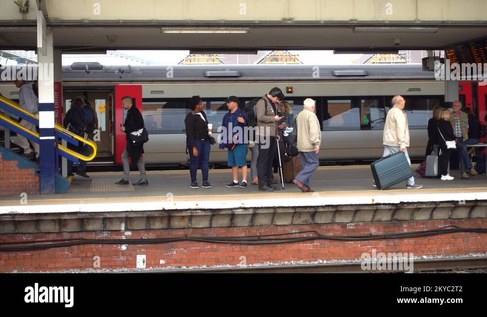 Busy commuter train uk platform Stock Videos & Footage - HD and 4K ...