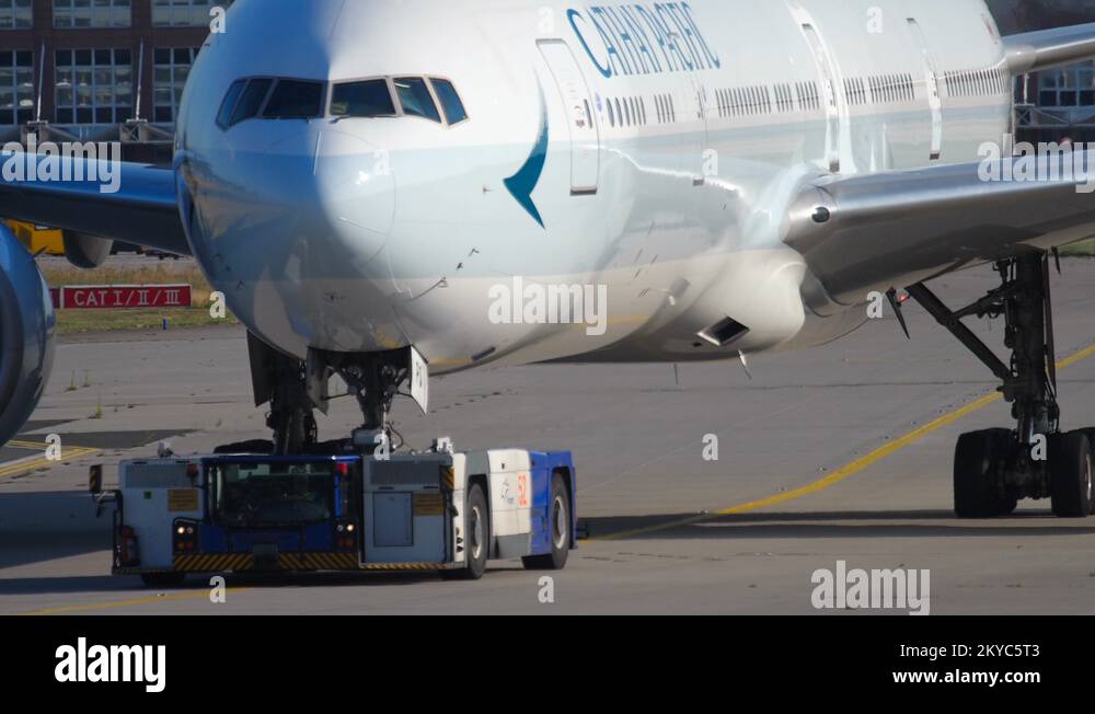 Cathay Pacific Boeing 777 towing Stock Video Footage - Alamy
