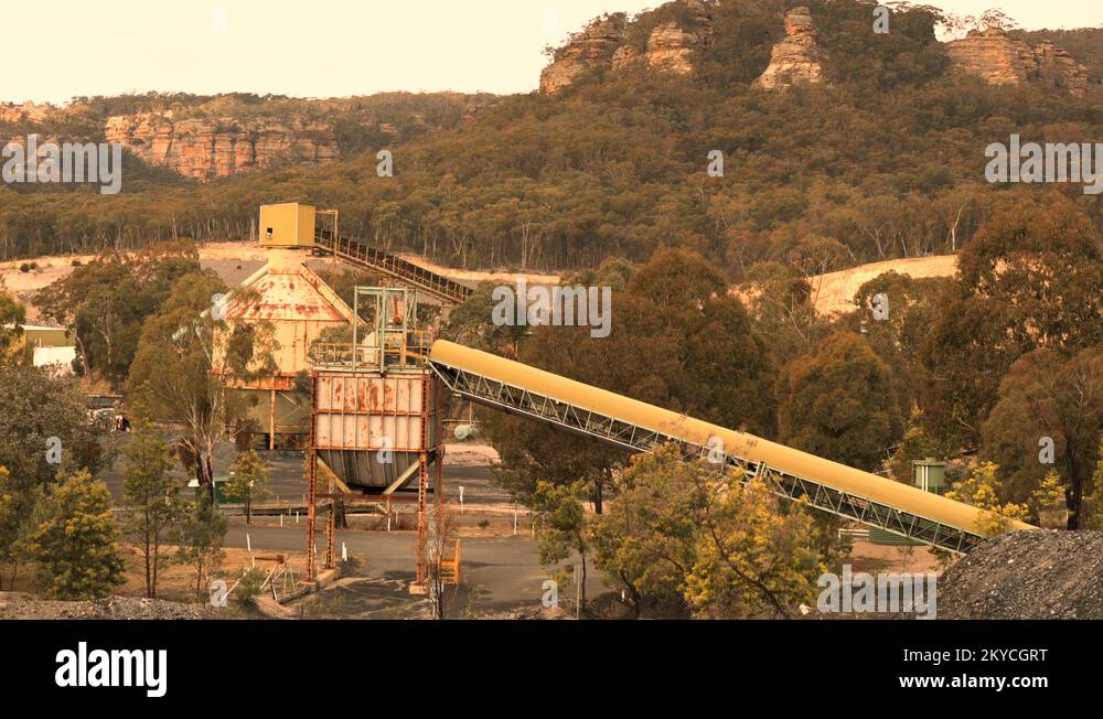 Belt loaders Stock Videos & Footage - HD and 4K Video Clips - Alamy