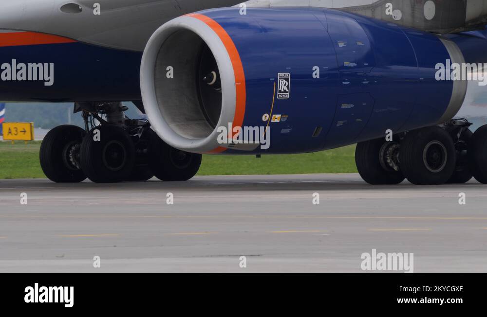 A330 undercarriage Stock Videos & Footage - HD and 4K Video Clips - Alamy