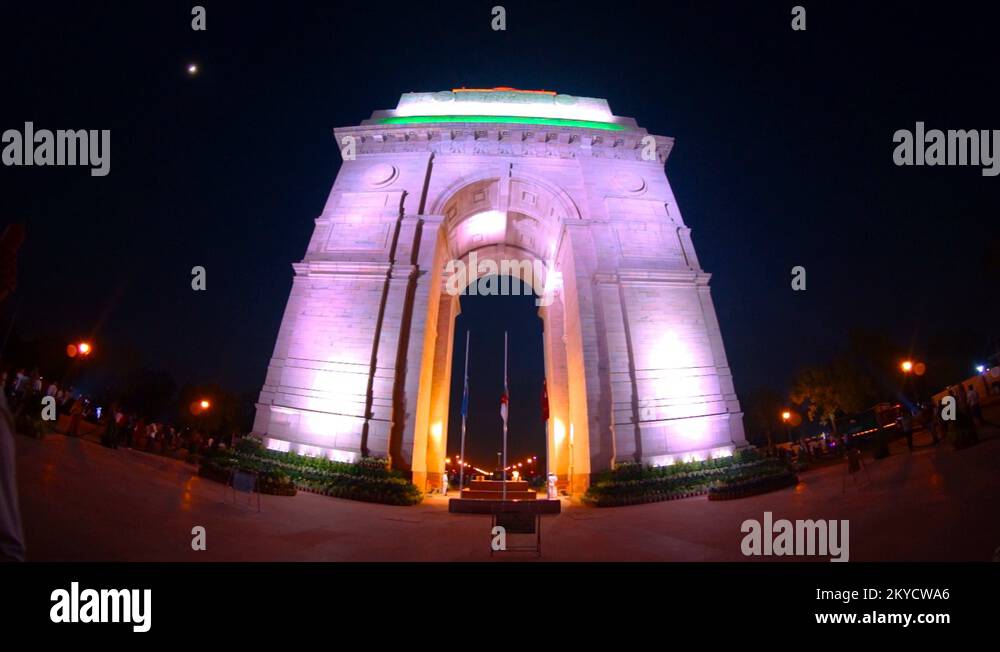 Night shot of india gate in delhi with the lights of the tricolor ...