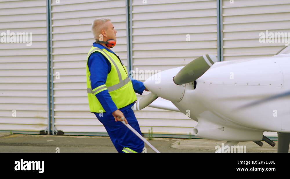 Pulling aircraft Stock Videos & Footage - HD and 4K Video Clips - Alamy