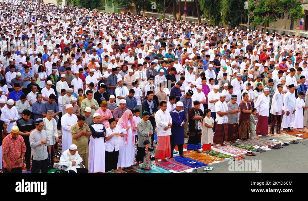 Muslims praying Stock Videos & Footage - HD and 4K Video Clips - Alamy
