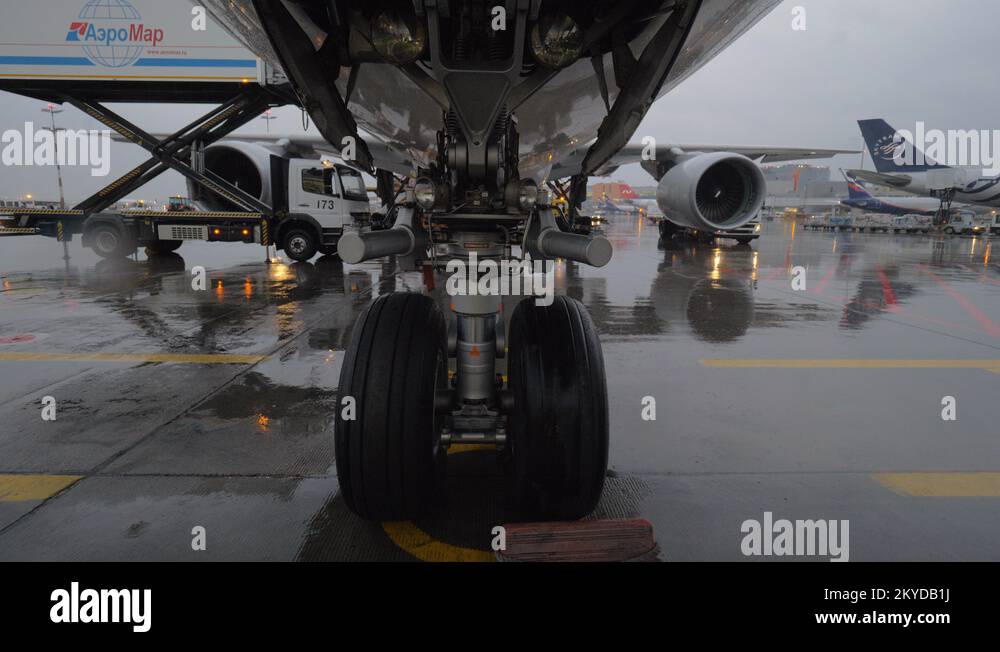 Aircraft container loader Stock Videos & Footage - HD and 4K Video ...