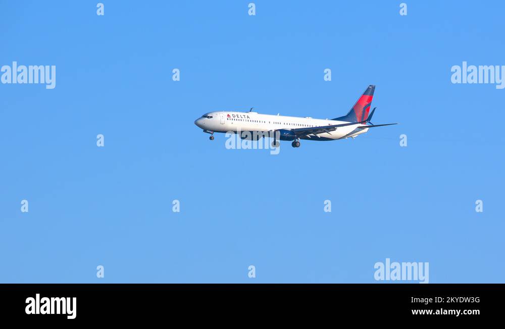 Boeing 737 aircraft on approach Stock Videos & Footage - HD and 4K ...
