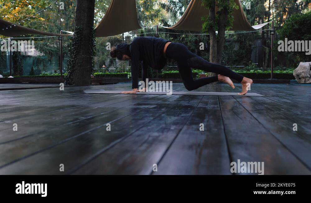 Pose oriental Stock Videos & Footage - HD and 4K Video Clips - Alamy