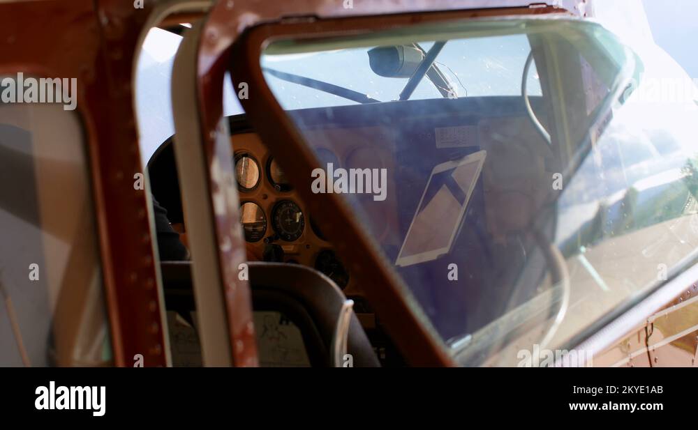 Cockpit pilot tablet Stock Videos & Footage - HD and 4K Video Clips - Alamy