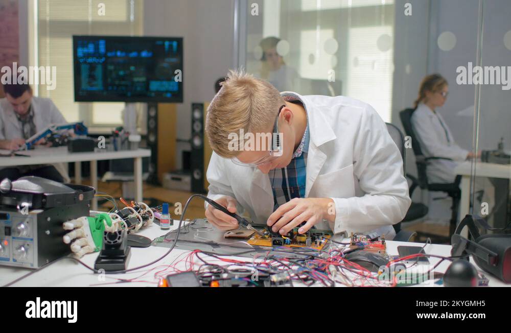 Repairing center Stock Videos & Footage - HD and 4K Video Clips - Alamy