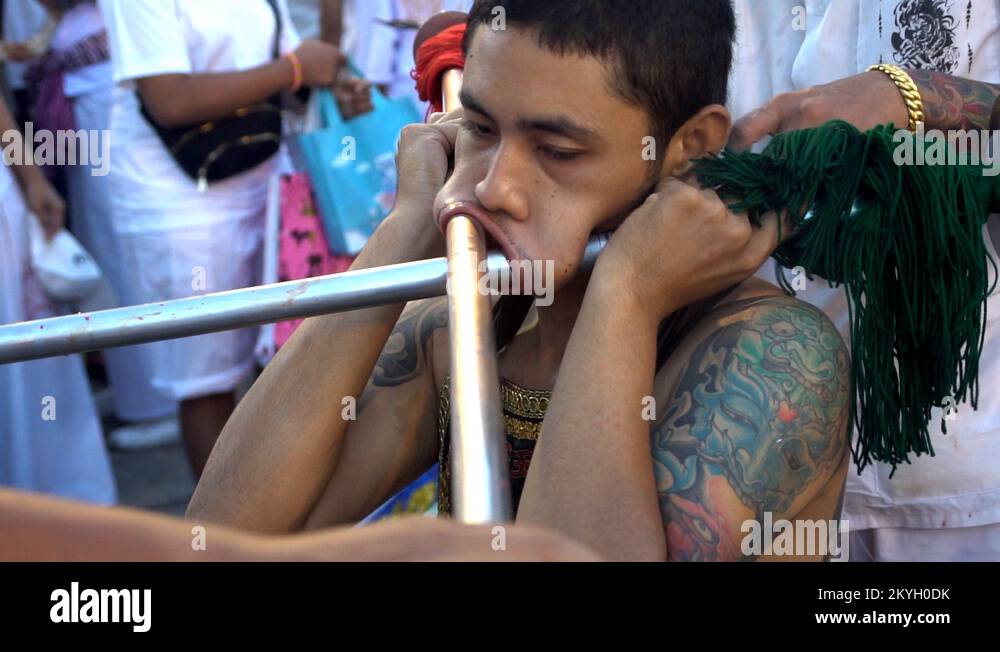 A follower of the Chinese Shrine, pierces cheeks with skewers Stock ...