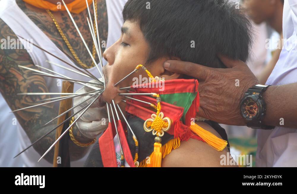 A follower of the Chinese Shrine, pierces cheeks with skewers Stock ...