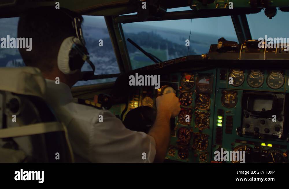 Flightdeck pilot Stock Videos & Footage - HD and 4K Video Clips - Alamy