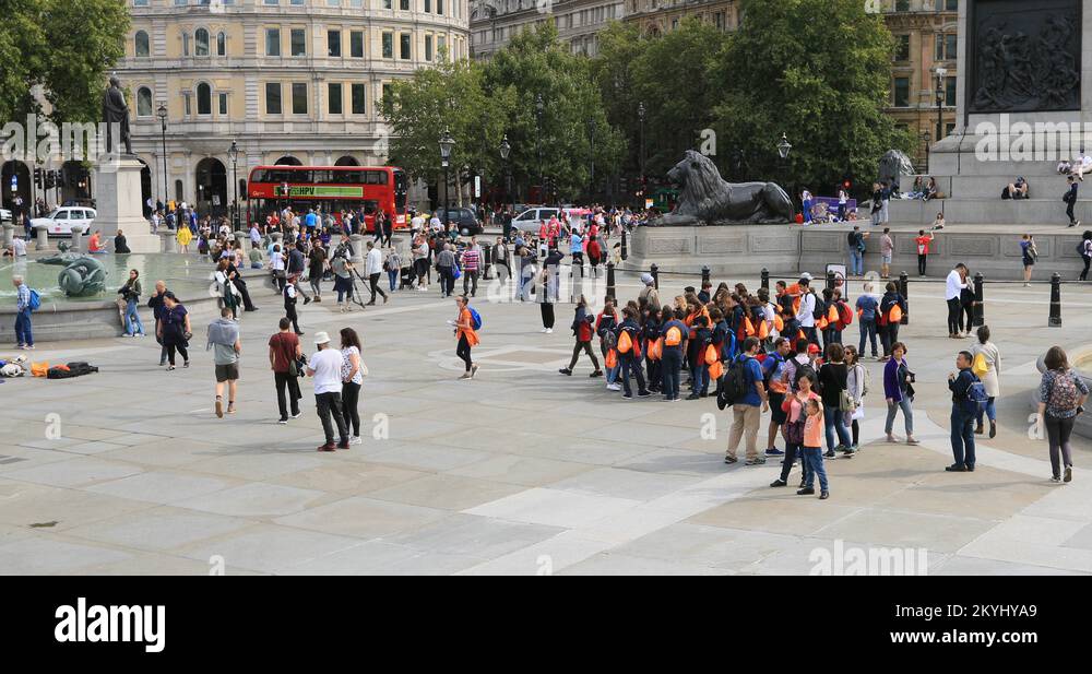 Trafalgar Square tourist crowd school kids London England fast 4K Stock ...