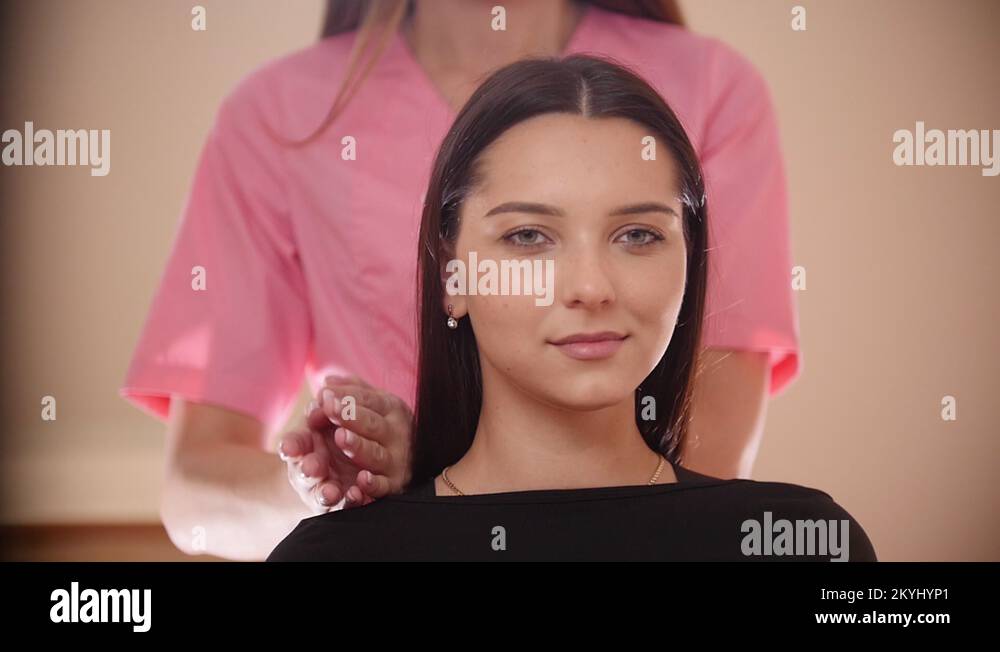 Thai masseuse tapping woman's shoulders for a beautiful woman Stock ...