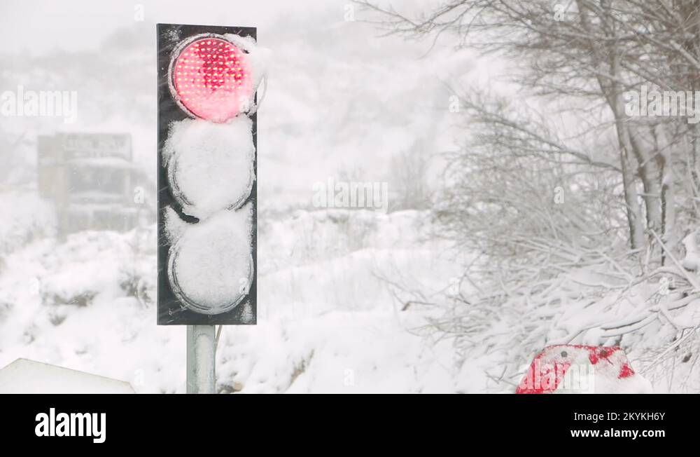 Snow traffic light Stock Videos & Footage - HD and 4K Video Clips - Alamy