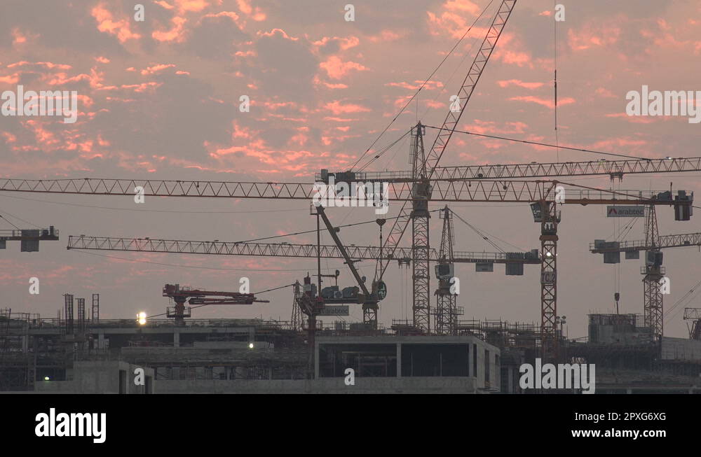 Qatar cranes Stock Videos & Footage - HD and 4K Video Clips - Alamy