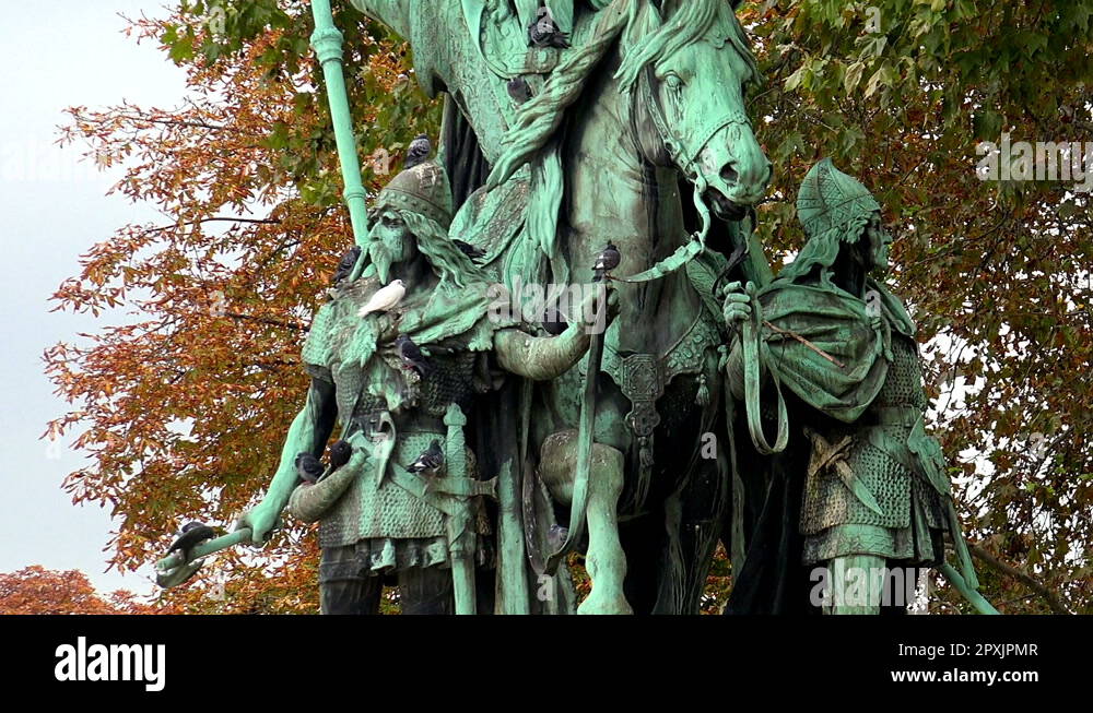 Monument de paris Stock Videos & Footage - HD and 4K Video Clips - Alamy