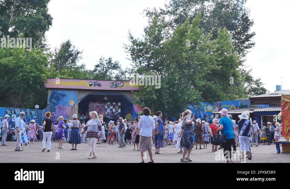 Dancing audience park Stock Videos & Footage - HD and 4K Video Clips ...