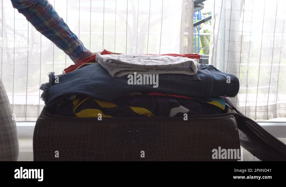 Overloaded suitcase Stock Videos & Footage - HD and 4K Video Clips - Alamy