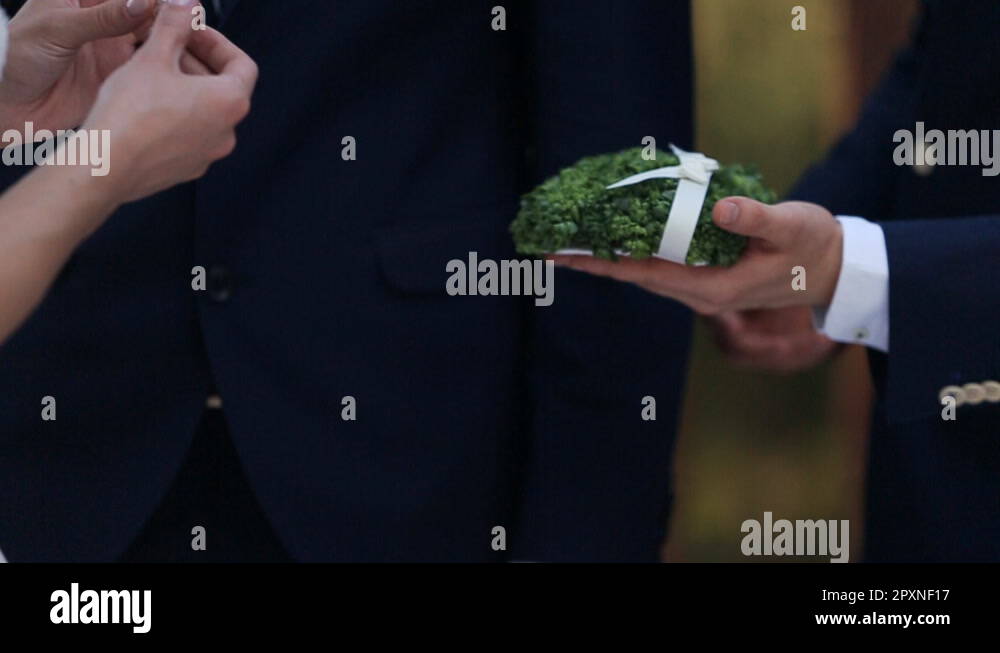 Putting rings Stock Videos & Footage - HD and 4K Video Clips - Alamy