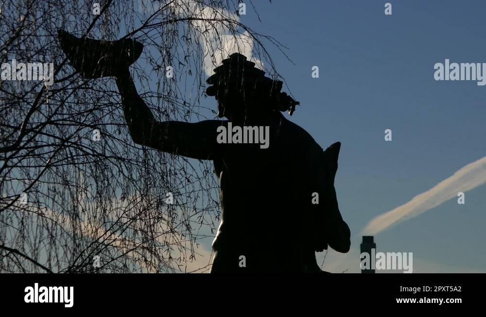 Tree woman statue Stock Videos & Footage - HD and 4K Video Clips - Alamy