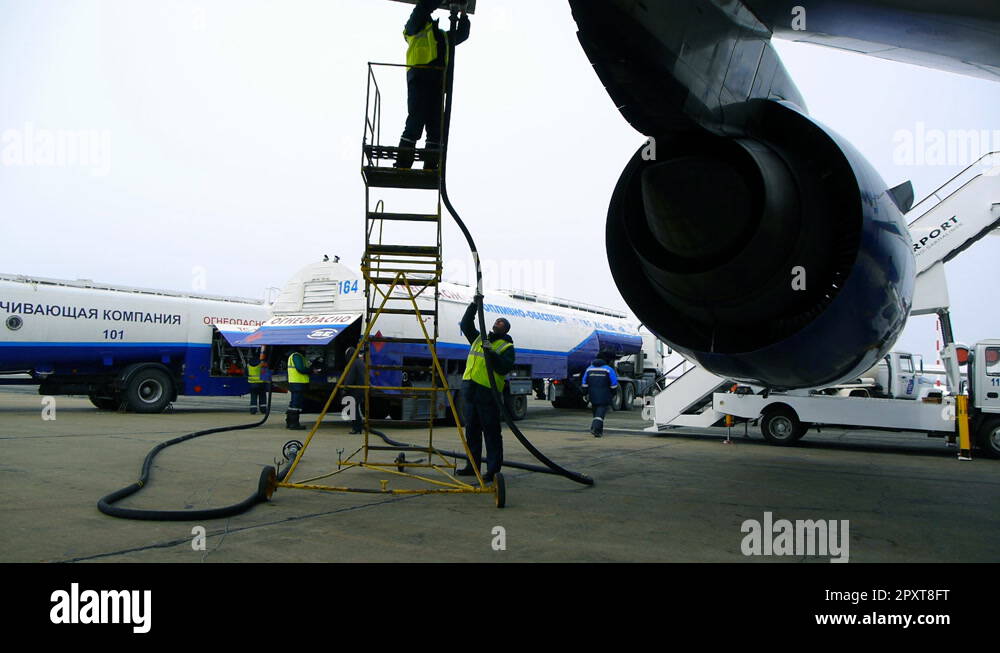 Aircraft refueling Stock Videos & Footage - HD and 4K Video Clips - Alamy