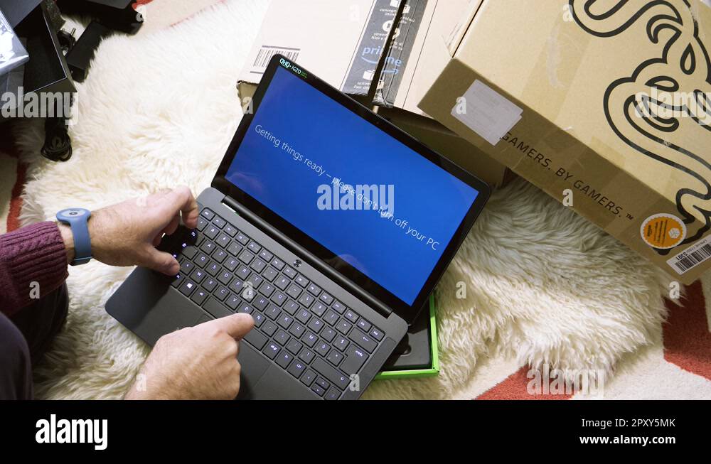 Windows 10 box Stock Videos & Footage - HD and 4K Video Clips - Alamy