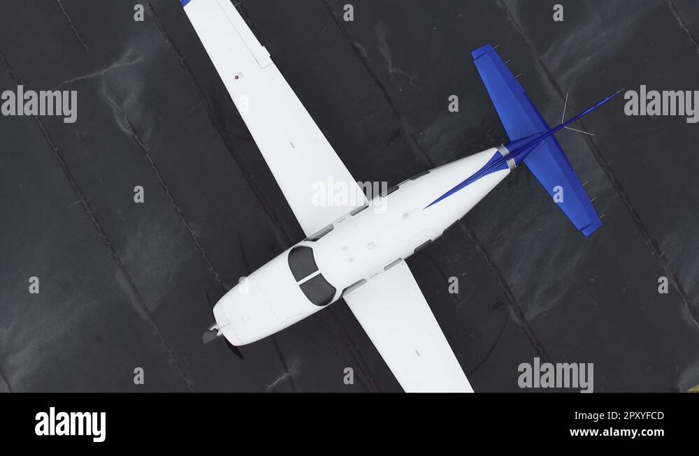 Overhead airplane Stock Videos & Footage - HD and 4K Video Clips - Alamy