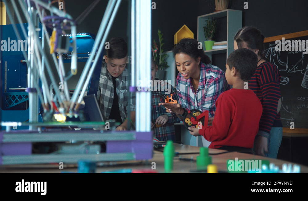 Teacher and kids exploring 3d modeling Stock Video Footage - Alamy