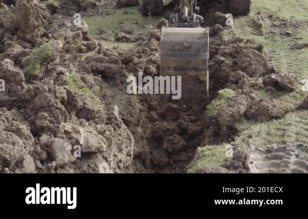 Excavator claw loading Stock Videos & Footage - HD and 4K Video Clips ...
