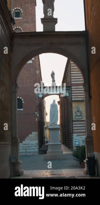 Dante Alighieri statue in Piazza Signori in Verona old town, Veneto ...