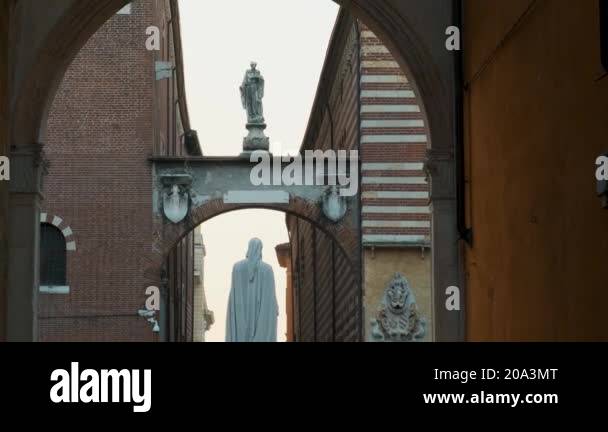 Dante Alighieri statue in Piazza Signori in Verona old town, Veneto ...