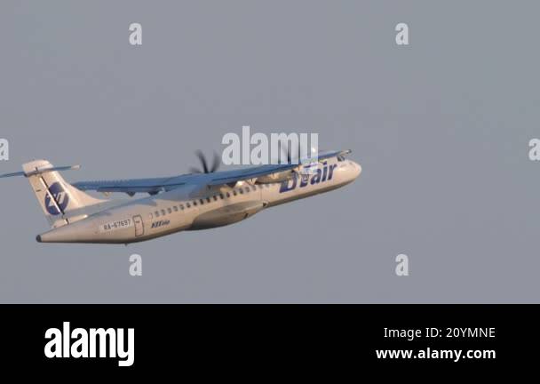 Plane atr 72 500 Stock Videos & Footage - HD and 4K Video Clips - Alamy