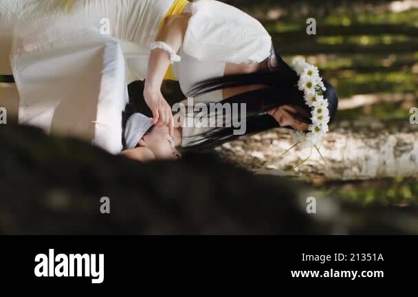 Therapist female doctor in floral wreath making woman relaxing spa face ...