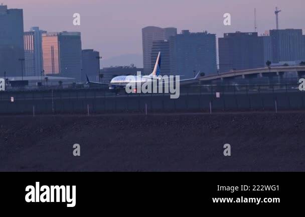 United Airlines Boeings 737-max8 sunset departure from 25R at Phoenix ...
