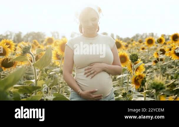 Future mother expecting baby. Health pregnancy, happy motherhood ...