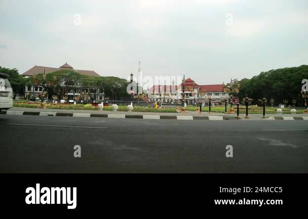 Balai Kota Malang dan Alun-alun Bundar. Malang City Hall and Tugu ...